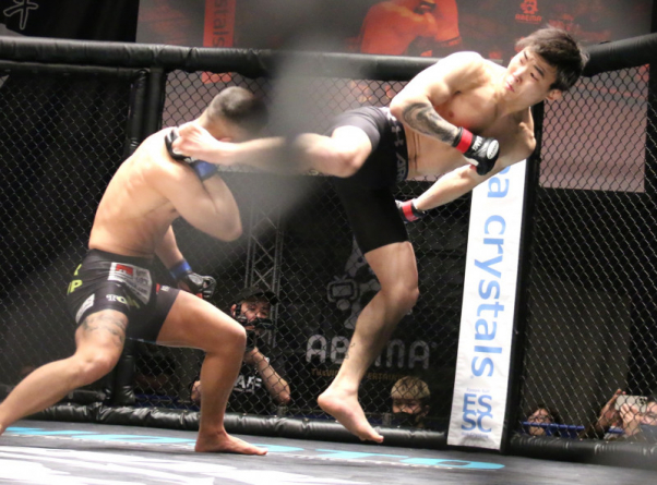 【修斗】王者SASUKE、バックスピンヒジ打ちKOで初防衛成功！飯田健夫が担架送りの衝撃結末 - eFight【イーファイト】格闘技情報を毎日配信！