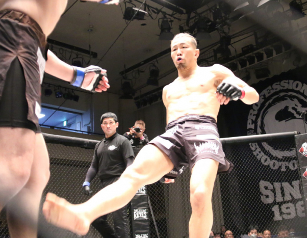 【修斗】王者SASUKE、バックスピンヒジ打ちKOで初防衛成功！飯田健夫が担架送りの衝撃結末 - eFight【イーファイト】格闘技情報を毎日配信！