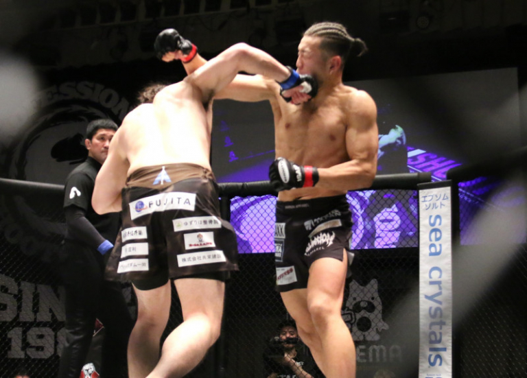 【修斗】王者SASUKE、バックスピンヒジ打ちKOで初防衛成功！飯田健夫が担架送りの衝撃結末 - eFight【イーファイト】格闘技情報を毎日配信！