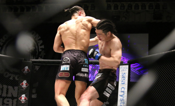 【修斗】王者SASUKE、バックスピンヒジ打ちKOで初防衛成功！飯田健夫が担架送りの衝撃結末 - eFight【イーファイト】格闘技情報を毎日配信！