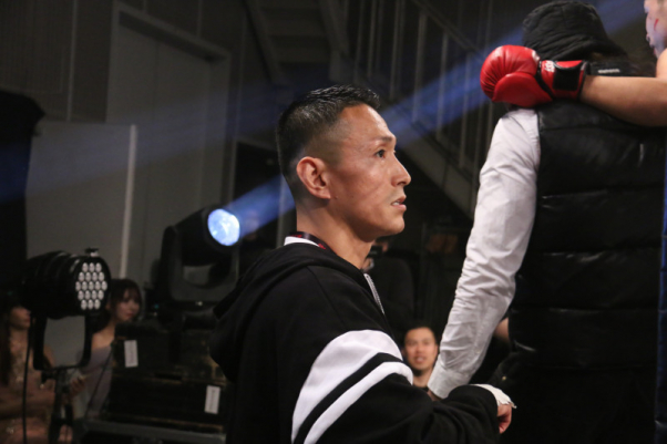 【BreakingDown】“ラッパー”行虎、まさかの右肩脱臼でTKO負け！“黒石高大のボディガード”からダウンを奪うも - eFight【イーファイト】格闘技情報を毎日配信！