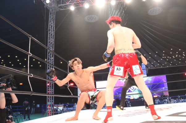 【KNOCK OUT】ダウンの応酬、雅治が千羽裕樹を逆転KOで下す - eFight【イーファイト】格闘技情報を毎日配信！