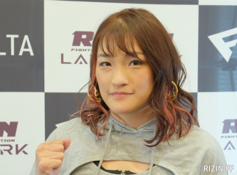 RENA、ヘソ出し＆胸元チラリ衣装で会見、鍛えたボディで”フィニッシュ予告”＝4.29RIZIN - eFight【イーファイト】格闘技情報を毎日配信！