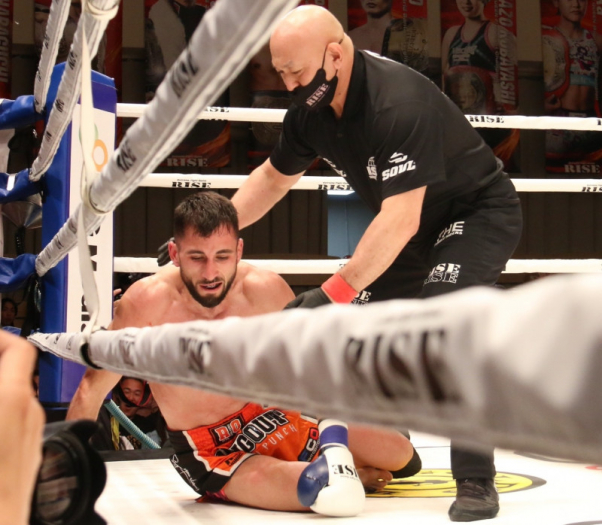 【RISE】大﨑一貴が後ろ回し蹴りで衝撃KO！18連勝で念願のISKA世界王者に - eFight【イーファイト】格闘技情報を毎日配信！