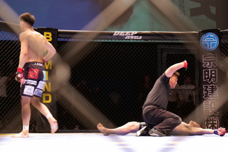【DEEP】平松翔が谷岡祐樹に初回TKO勝利、“可愛すぎる柔術黒帯”村上彩は判定完勝 - eFight【イーファイト】格闘技情報を毎日配信！