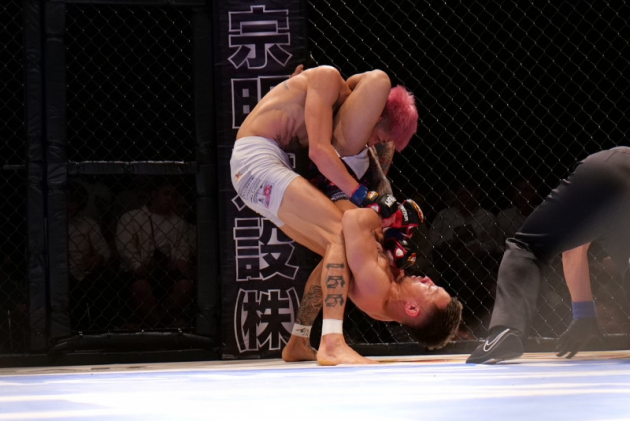 【DEEP】平松翔が谷岡祐樹に初回TKO勝利、“可愛すぎる柔術黒帯”村上彩は判定完勝 - eFight【イーファイト】格闘技情報を毎日配信！