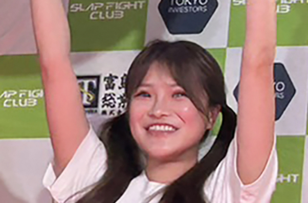 あの”椅子蹴り”青山あいり、ラウンドガールで美脚披露「今回はこの衣装で」 - eFight【イーファイト】格闘技情報を毎日配信！