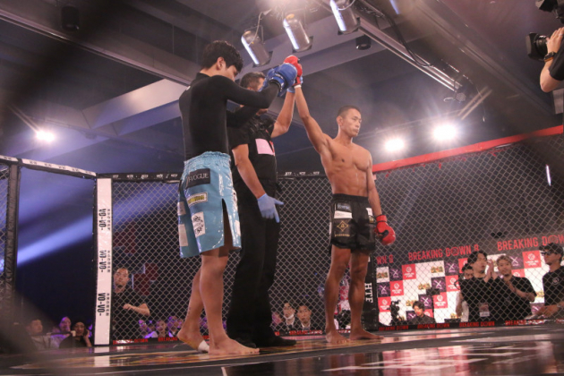 【BreakingDown】“濱の狂犬”黒石高大が貫録勝ち、韓国ルーツ・咲人にヒザ連打を叩き込む - eFight【イーファイト】格闘技情報を毎日配信！