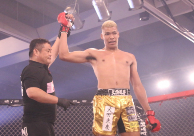 【BreakingDown】”2m超え”エドポロキングが強烈ヒザの嵐で完勝、“福岡喧嘩自慢”松井も根性見せる - eFight【イーファイト】格闘技情報を毎日配信！