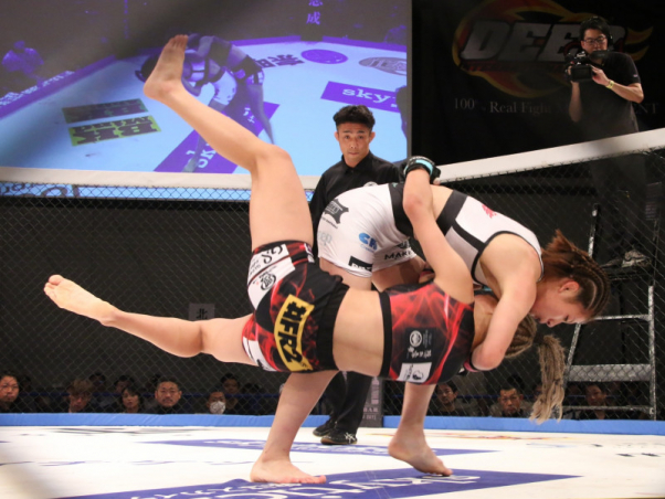 【DEEP JEWELS】ケイト・ロータスが再起戦で快勝！“BreakingDown戦士”彩綺を判定で下す - eFight【イーファイト】格闘技情報を毎日配信！