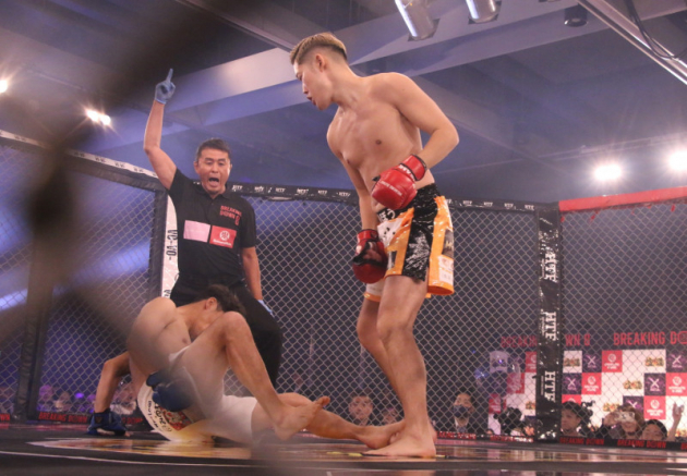 【BreakingDown】ぬりぼう、“ものまね”清水良太郎を衝撃KO！ダウン応酬の末、清水は担架送りに - eFight【イーファイト】格闘技情報を毎日配信！