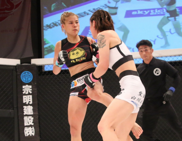 【DEEP JEWELS】ケイト・ロータスが再起戦で快勝！“BreakingDown戦士”彩綺を判定で下す - eFight【イーファイト】格闘技情報を毎日配信！