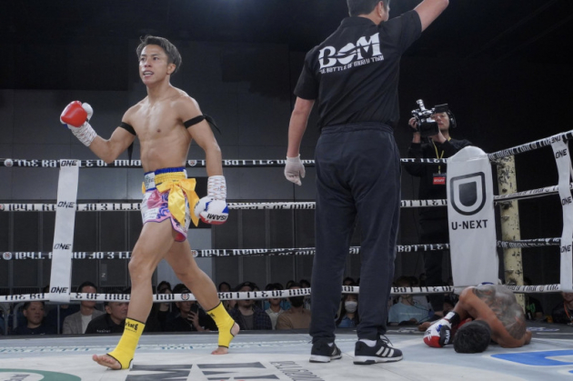 【BOM】石井一成、地元ファンの前でムエタイ戦士を瞬殺KO！強烈ローでなぎ倒す「年内にK-1ベルト獲る」 - eFight【イーファイト】格闘技情報を毎日配信！