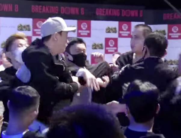 【BreakingDown】こめお、“暴言連発”の韓国人ラッパーとバチバチの睨み合い「勝てんのか、おっさん」と挑発！ - eFight【イーファイト】格闘技情報を毎日配信！