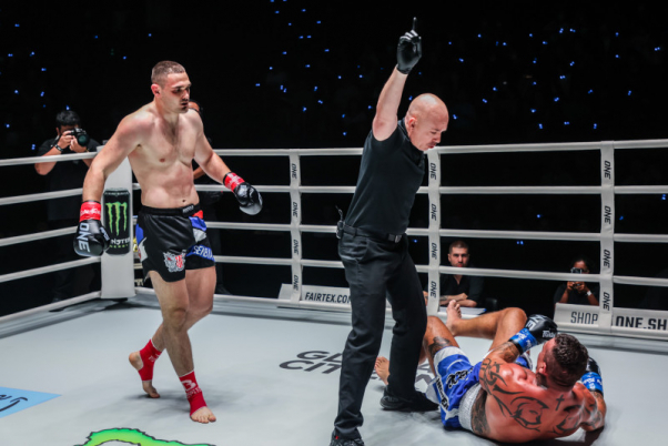 【ONE】2m巨人オパチッチ、ダウンを奪い判定勝利、前回KO負けのイノセンテにリベンジ果たす - eFight【イーファイト】格闘技情報を毎日配信！