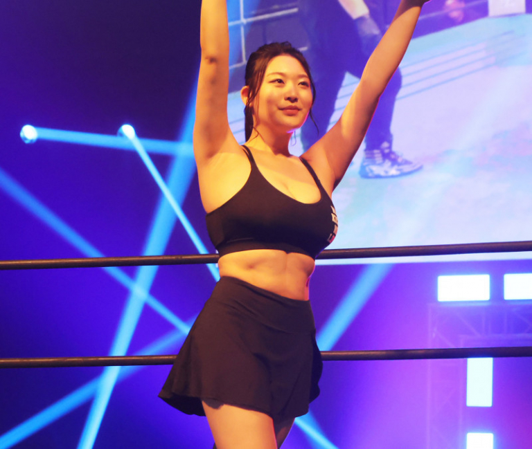 風吹ケイ、ド迫力ボディ際立つ“小さめ衣装”で『FLASH』登場！9日にはラウンドガールも - eFight【イーファイト】格闘技情報を毎日配信！