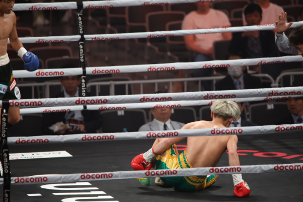 【ボクシング】北野武郎が川上拳汰にTKO勝利 - eFight【イーファイト】格闘技情報を毎日配信！