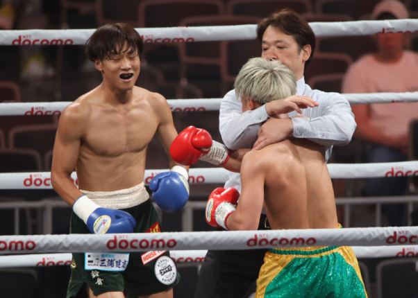 【ボクシング】北野武郎が川上拳汰にTKO勝利 - eFight【イーファイト】格闘技情報を毎日配信！