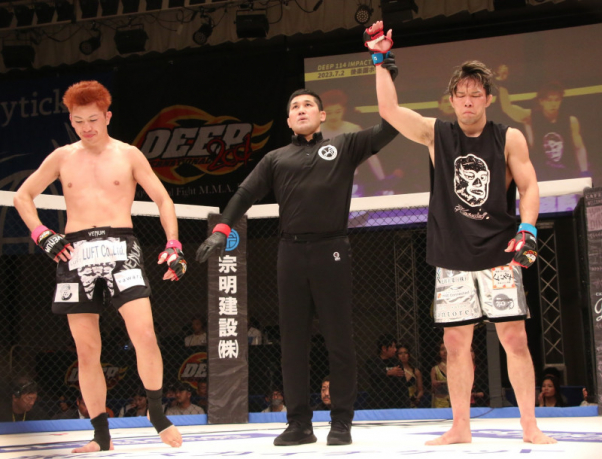 【DEEP】レスリング全日本王者・泉武志が4連勝、”あわや”の場面もZST王者・小金翔を撃破 - eFight【イーファイト】格闘技情報を毎日配信！