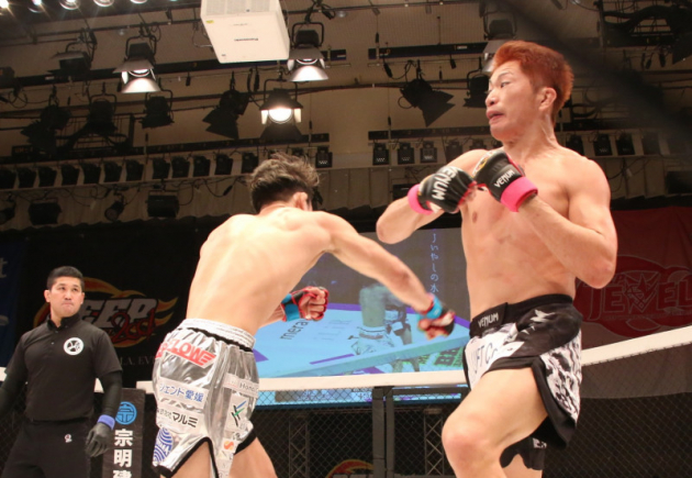 【DEEP】レスリング全日本王者・泉武志が4連勝、”あわや”の場面もZST王者・小金翔を撃破 - eFight【イーファイト】格闘技情報を毎日配信！