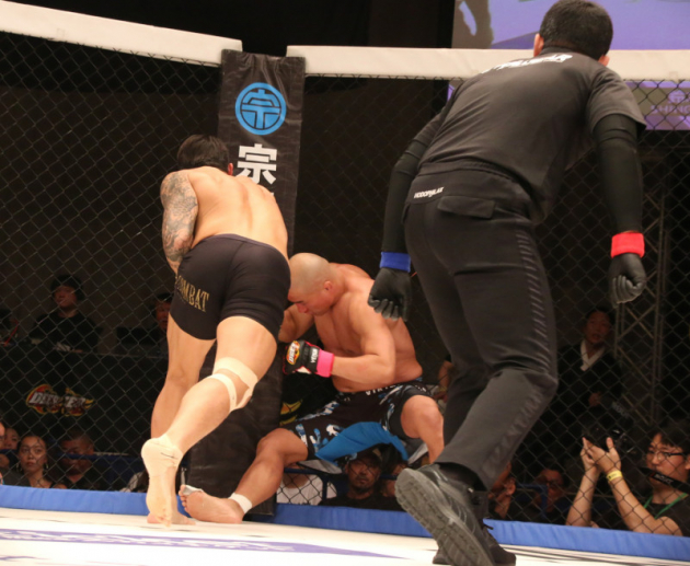 【DEEP】王者・鈴木槙吾、無念の初回KO負け！豪腕ジュンソのパンチ連打に沈む - eFight【イーファイト】格闘技情報を毎日配信！