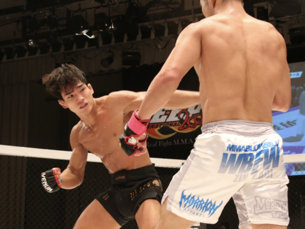 【DEEP】青井人がサッカーボールキックでTKO勝ち、BLACK COMBAT王者を撃破！ - eFight【イーファイト】格闘技情報を毎日配信！