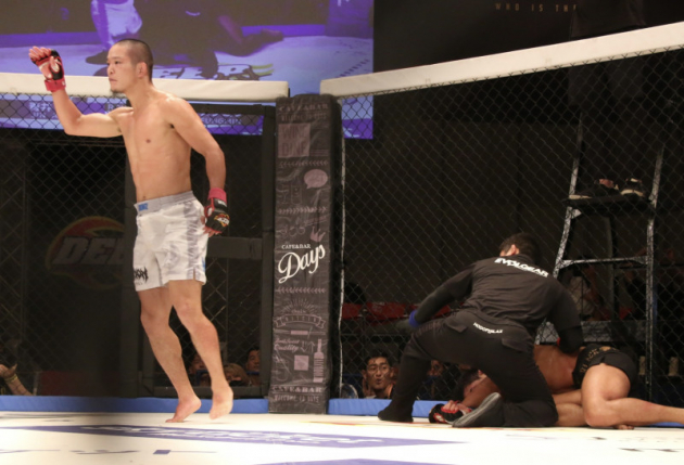 【DEEP】青井人がサッカーボールキックでTKO勝ち、BLACK COMBAT王者を撃破！ - eFight【イーファイト】格闘技情報を毎日配信！