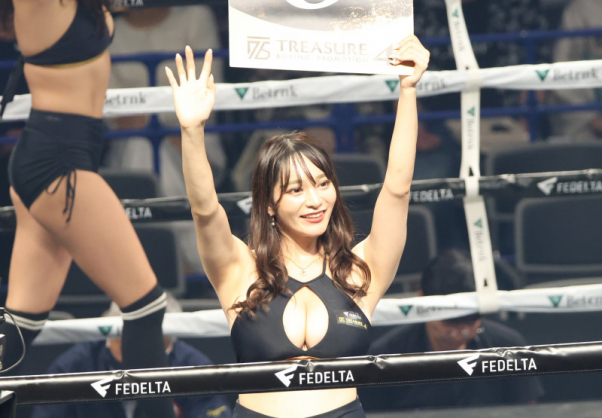 【嫌儲ラウンドガール部】勝利したボクサーが豊満ラウンドガールに抱きついた!!!場内騒然☺ | みんなの掲示板 Talk (トーク)