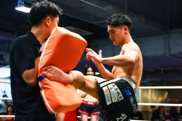 【XSTREAM1】大﨑孔稀、“1分間高速ミドルキック連打”チャレンジで吉成名高の記録を更新！ - eFight【イーファイト】格闘技情報を毎日配信！