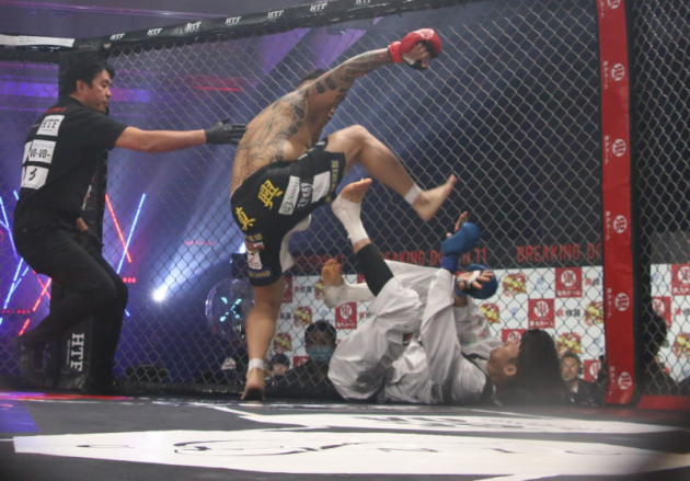 【BD11】2mテコンドー王者・江畑の試合後、舞台裏で負けた刺青男が襲撃！緊迫の映像が話題に - eFight【イーファイト】格闘技情報を毎日配信！