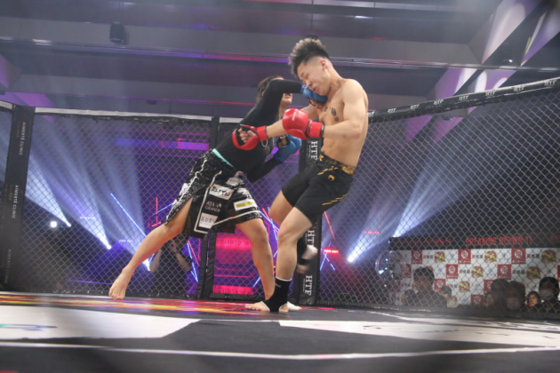 【BreakingDown】“歌舞伎町ホスト”咲人とレオの因縁バトルはノーコンテストに、転倒アクシデントで咲人が失神 - eFight【イーファイト】格闘技情報を毎日配信！