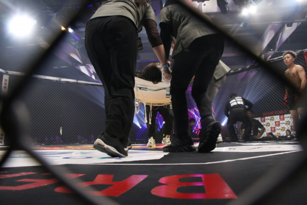 【BreakingDown】“悪童”レオが失神した相手に中指立てる！溝口COOの怒りにレオは… - eFight【イーファイト】格闘技情報を毎日配信！