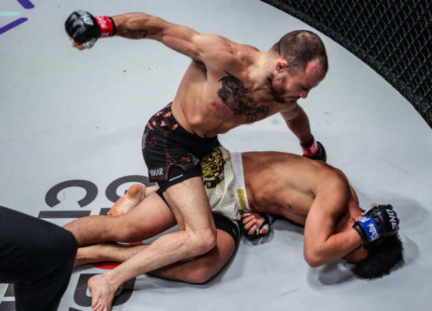 【ONE】脳天を垂直に叩きつける“危険すぎる”反則投げ！ブルックスが失格負けで王座陥落 - eFight【イーファイト】格闘技情報を毎日配信！