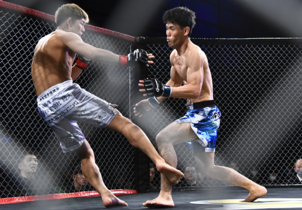 【GRACHAN】52歳の櫻井隆多、新鋭・青木忠秀に判定勝ちでウェルター級王座獲得 - eFight【イーファイト】格闘技情報を毎日配信！