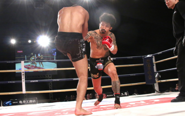 【LEGEND】強すぎるパコーン、強烈カーフキックでアリをKO！セコンドからタオル投入の結末に - eFight【イーファイト】格闘技情報を毎日配信！