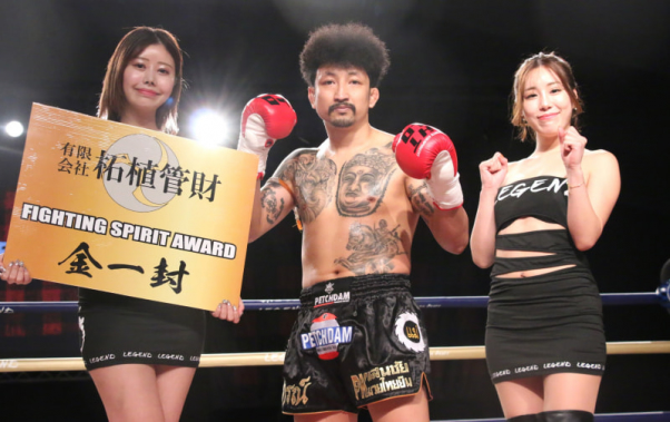 【LEGEND】強すぎるパコーン、強烈カーフキックでアリをKO！セコンドからタオル投入の結末に - eFight【イーファイト】格闘技情報を毎日配信！