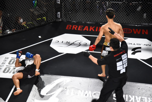 【BD】“空手家”よしきまる、戦慄ヒザ蹴りで悶絶のKO勝利！かずきんぐを撃破 - eFight【イーファイト】格闘技情報を毎日配信！