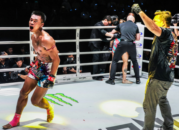 強烈ハイキックでロープまで吹っ飛んだ！崩れたところにもう一発、衝撃KO劇=ONE - eFight【イーファイト】格闘技情報を毎日配信！