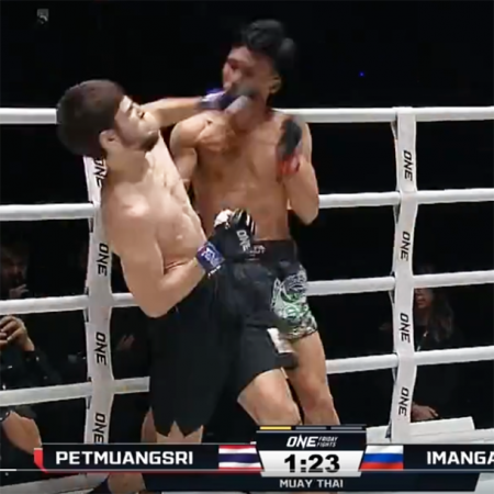 “目を見開きバンザイ状態の失神KO！”瞬速回転”バックハンドブローに「これは殺人レベル」=ONE - eFight【イーファイト】格闘技情報を毎日配信！