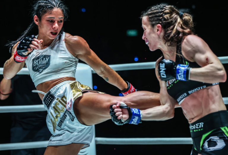 ムエタイ美人王者アリシア、割れたシックスパック腹筋！タイトル戦間近か - eFight【イーファイト】格闘技情報を毎日配信！