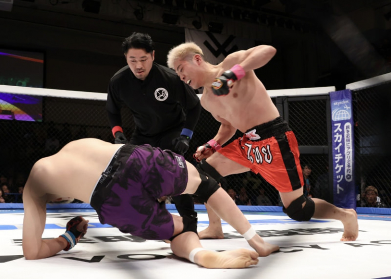 【DEEP】”平本蓮の付き人”赤田プレイボイ功輝、衝撃の1R KO勝利！K-1仕込みのフックで一撃 - eFight【イーファイト】格闘技情報を毎日配信！