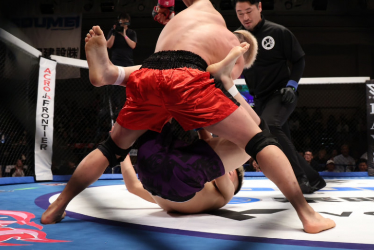 【DEEP】”平本蓮の付き人”赤田プレイボイ功輝、衝撃の1R KO勝利！K-1仕込みのフックで一撃 - eFight【イーファイト】格闘技情報を毎日配信！