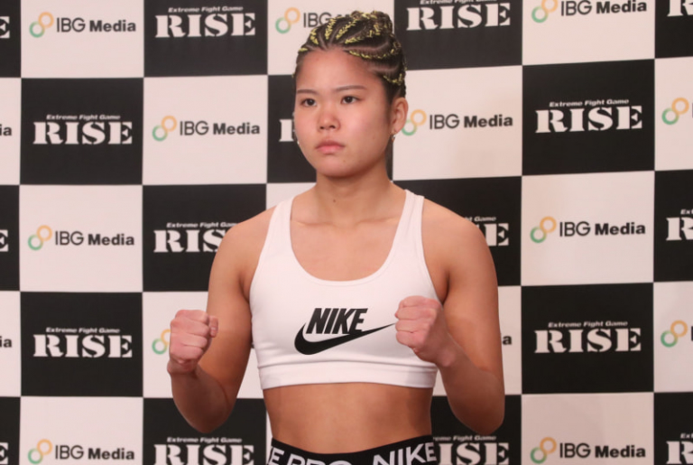 【RISE】計量パスの登島優音、鍛えた肩が盛り上がるマッスルポーズ！夢空は「しっかり倒す」バチバチ展開 - eFight【イーファイト】格闘技情報を毎日配信！