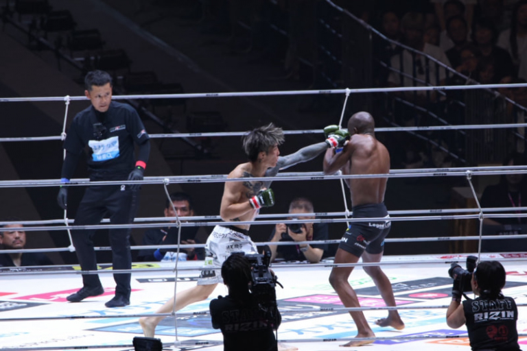【超RIZIN】伊藤裕樹、曲者ズールーに打撃優勢で勝利！フライ級GP初戦を突破 - eFight【イーファイト】格闘技情報を毎日配信！