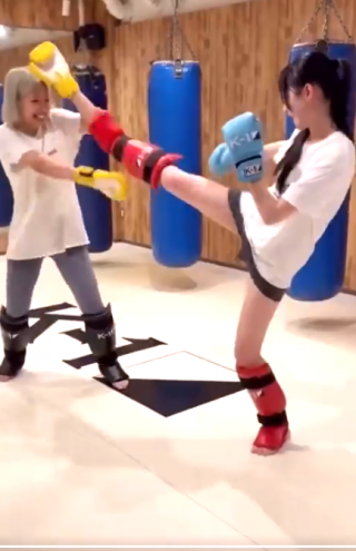 17歳JKラウンドガール、話題の“リアル春麗”美女ファイターと対決！短パンで“百裂脚” - eFight【イーファイト】格闘技情報を毎日配信！