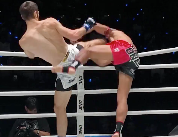 強烈ハイキックで吹っ飛ぶKO！相手の顔面がロープに跳ね返り衝撃ダウン、ラジャ・ルンピニー2階級制覇王者がまさかのKO負け - eFight【イーファイト】格闘技情報を毎日配信！