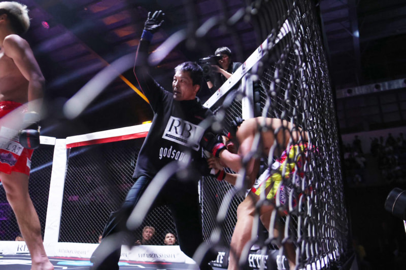 【BD】“最強ボディガード”賢民、ヒザ蹴り連打でド派手KOデビュー！朝倉未来も絶賛 - eFight【イーファイト】格闘技情報を毎日配信！