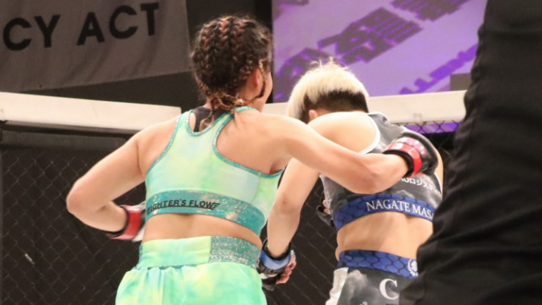 【DEEP JEWELS】“空手世界女王”月井隼南、衝撃TKO勝ち！SAAYAを35秒殺で因縁リマッチに決着 - eFight【イーファイト】格闘技情報を毎日配信！